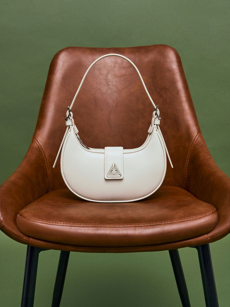 トライアングルバックル ベルトショルダーバッグ - チョーク | CHARLES & KEITH (チャールズアンドキース) 公式通販