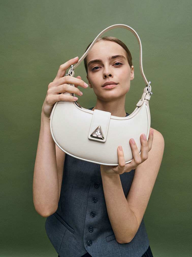 トライアングルバックル ベルトショルダーバッグ - チョーク | CHARLES & KEITH (チャールズアンドキース) 公式通販