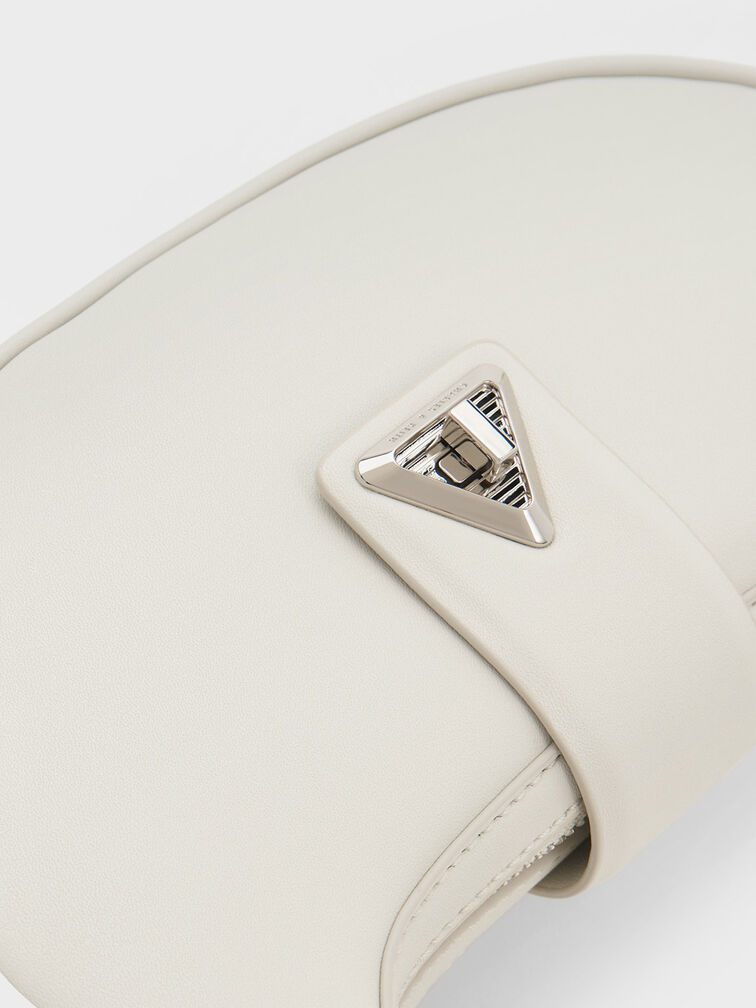 トライアングルバックル ベルトショルダーバッグ - チョーク | CHARLES & KEITH (チャールズアンドキース) 公式通販