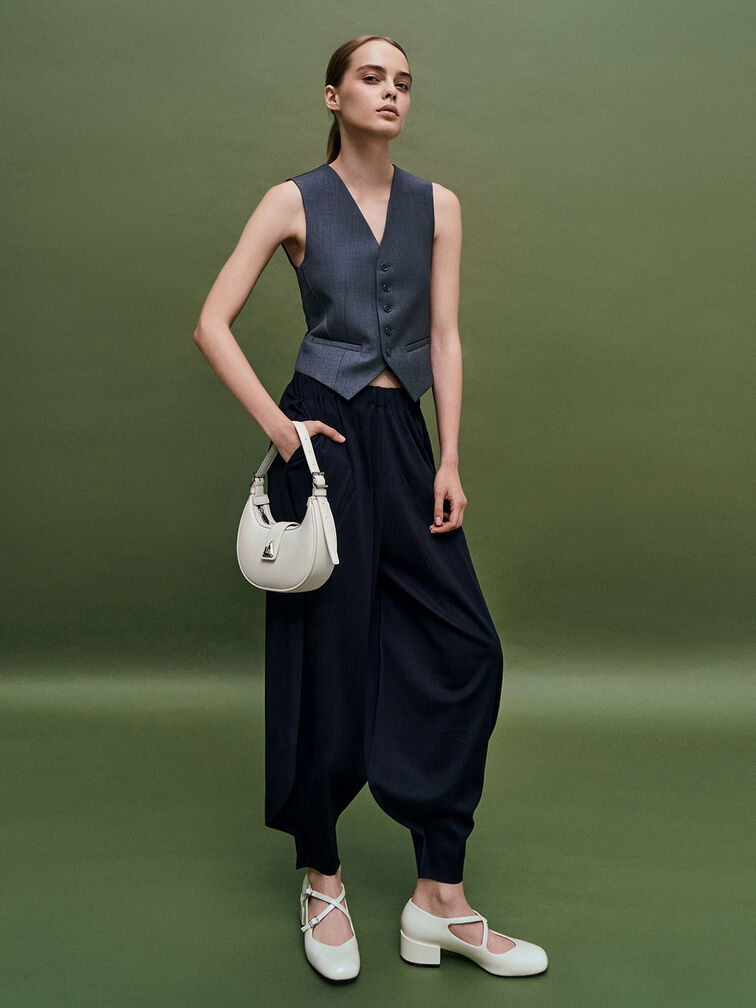 トライアングルバックル ベルトショルダーバッグ - チョーク | CHARLES & KEITH (チャールズアンドキース) 公式通販